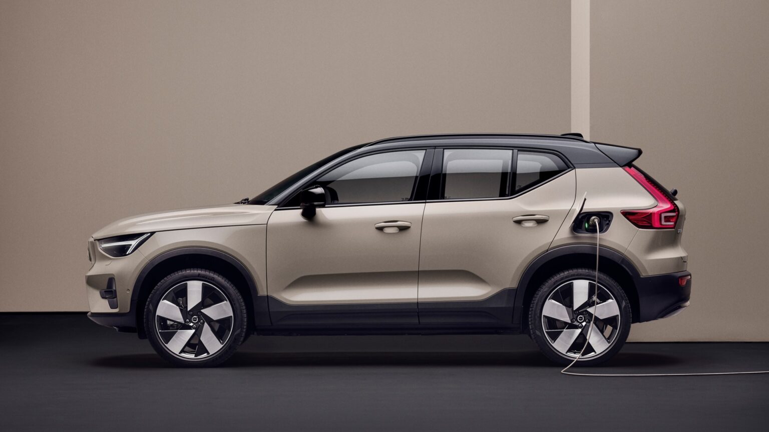 Volvo EX40 - Helt elektrisk, upp till 573 km räckvidd - Brandt